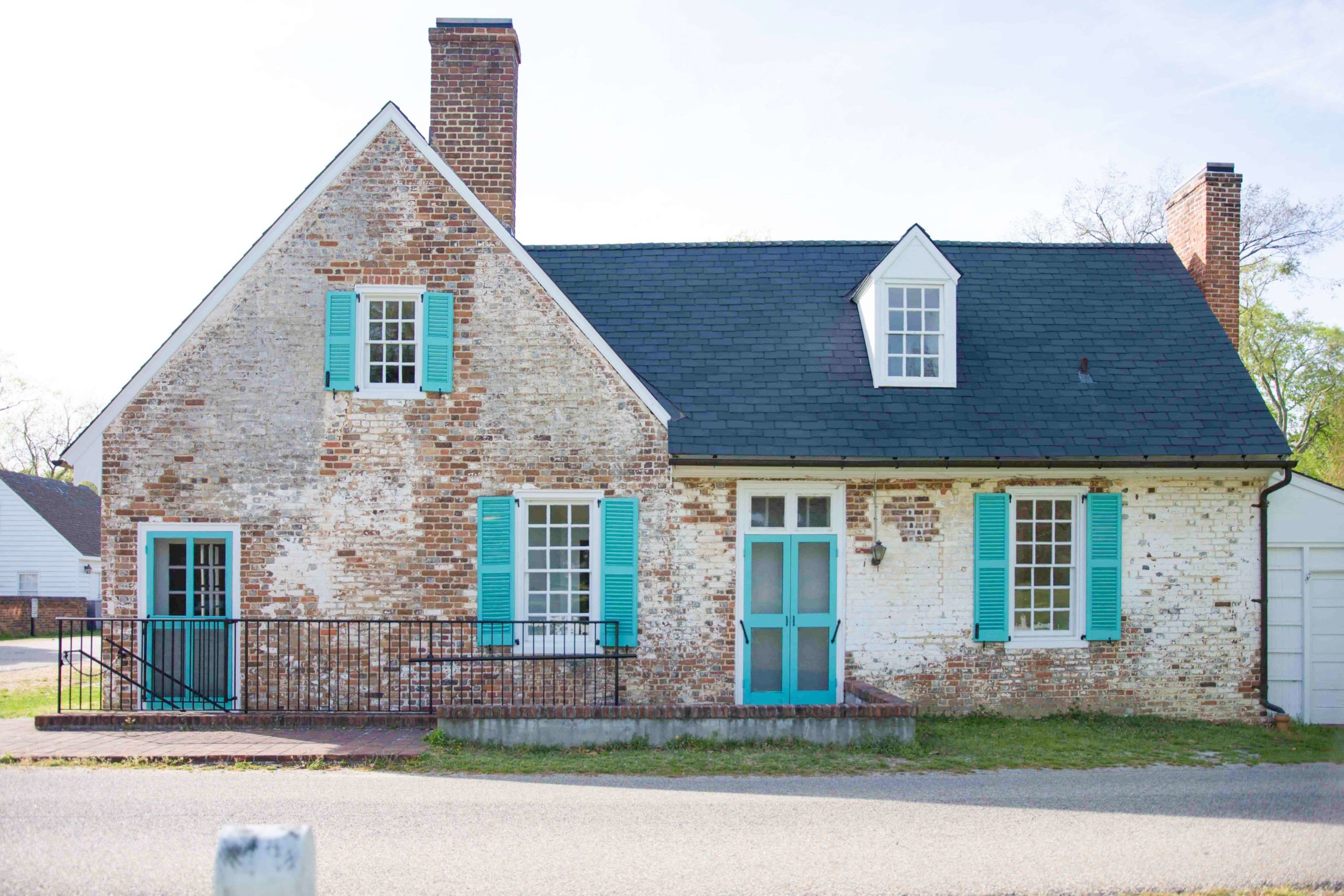 What Are the Pros and Cons of Buying a Foreclosed Home? | New Western